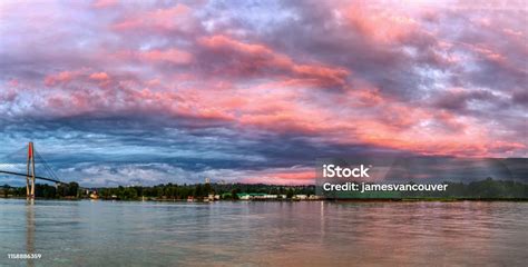 뉴 웨스트 민스터 Bc 캐나다에서 일몰 빛보기 0명에 대한 스톡 사진 및 기타 이미지 0명 강 강둑 Istock