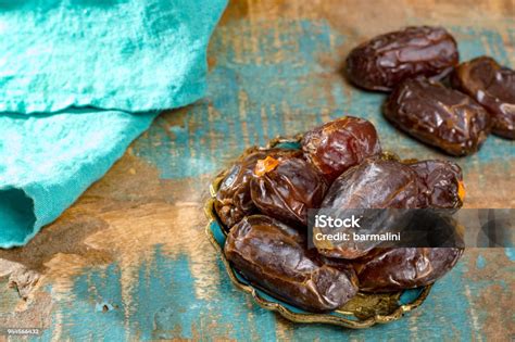 전통적인 중동 디저트 건강 식품 큰 Medjool 날짜 과일 메드줄에 대한 스톡 사진 및 기타 이미지 메드줄 0명 갈색