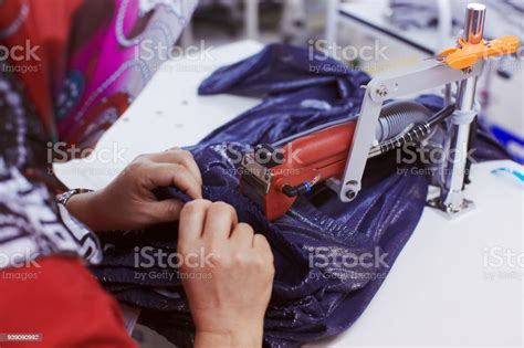 추가 스레드 작업자의 손에 기계 트리머를 절단 피복 공장에 대 한 작업을 마무리 공장 산업 건물에 대한 스톡 사진 및 기타 이미지 공장 산업 건물 바느질하기 사진