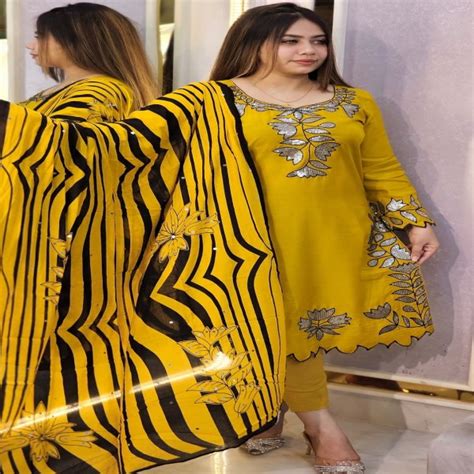 সিকোয়েন্স এবং এমব্রয়ডারি কাজ করা সম্পূর্ণ রেডি থ্রি পিস কালেকশন।।scm1