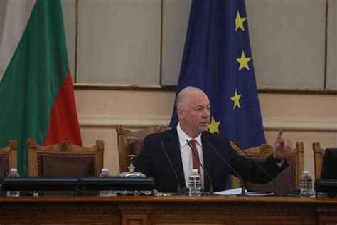 Председателят на НС Росен Желязков с шестима заместници ето кои са