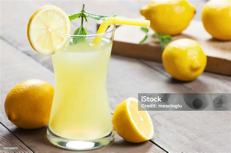 유리에 레모네이드 신선한 레몬과 민트와 홈 메이드 다과 여름 차가운 음료 레몬 모히토 칵테일 과 주스 레몬 소다에 대한 스톡 사진 및 기타 이미지 Istock