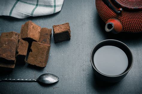 검은 책상에 향료와 마 하 시 초콜릿 멜로 계 피 스타 아니 스 주전자 0명에 대한 스톡 사진 및 기타 이미지 0명 개체