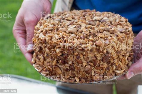 분쇄 설탕 코팅 설탕 코팅 캐러멜화 아몬드로 완성 된 너트 비스킷 케이크를 들고 있는 Mans 핸드 갈색에 대한 스톡 사진 및 기타 이미지 Istock