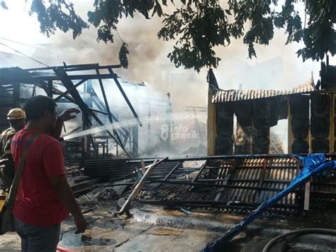 Terbakar 3 Jam Puluhan Lapak Di Pasar Baru II Gresik Rata Dengan Tanah