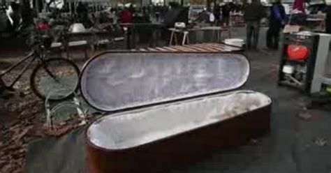 Ma Che Ci Fa Una Cassa Da Morto Al Mercato La Trovata Dellambulante
