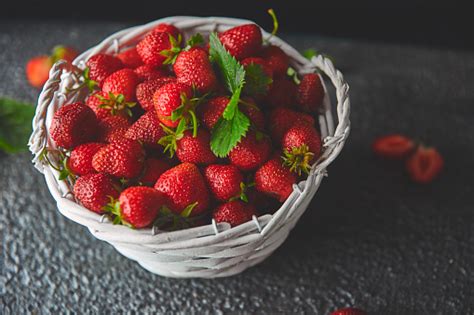 검은 배경에 잘 익은 빨간 딸기 흰색 바구니에 딸기 신선한 딸기 아름다운 딸기 다이어트 음식 건강하고 비건 공간을 복사합니다 건강한 식생활에 대한 스톡 사진 및 기타 이미지
