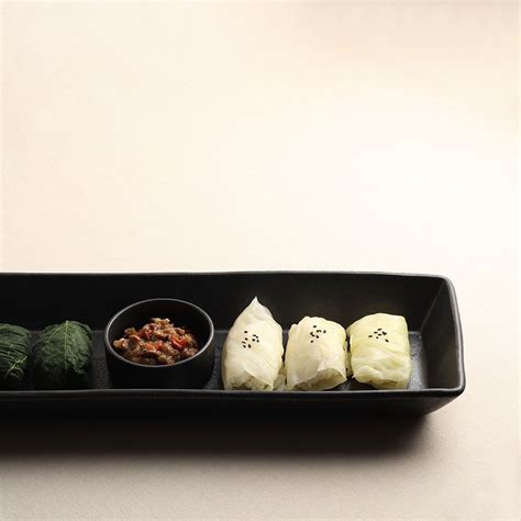 작가의 손맛과 환원소성 특유의 빛깔이 기품있는 직사각 긴접시입니다 흔치 않은 긴 형태의 접시로 테이블을 한껏