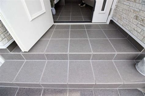 玄関タイルのグレー色は失敗？！汚れ具合はこんな感じ！！ 後悔しないおしゃれな一戸建てを建てるためのブログ☆ 玄関 色 玄関ポーチ タイル 玄関 タイル Diy