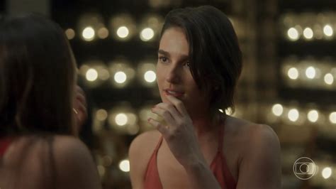 Temendo rejeição dos conservadores Globo censura beijo de Clara e