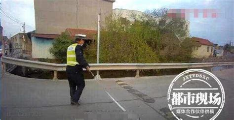 惊险！2岁幼童被面包车压进车底，事发时父亲正在旁边钓鱼腾讯新闻