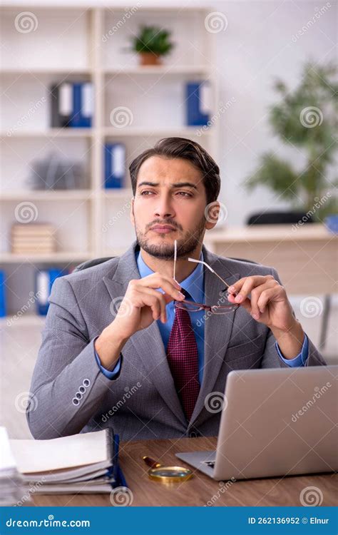 Empleado Joven Que Trabaja En La Oficina Foto De Archivo Imagen De