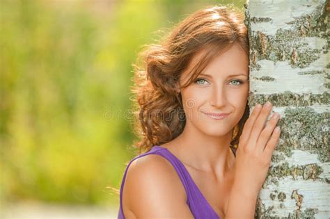 Mujer De Pelo Oscuro Linda Cerca Del árbol De Abedul Foto De Archivo
