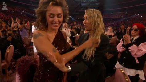 MILEY CYRUS remporte le prix de la chanson de l année pour FLOWERS