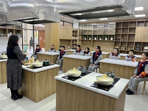 立德树人将劳动教育融入学科教学这所学校的学生在智慧农场里学种菜 武汉文明网