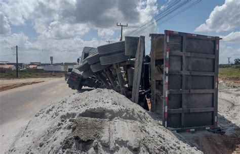 Caçamba Carregada De Areia Tomba às Margens De Rodovia Em Arapiraca