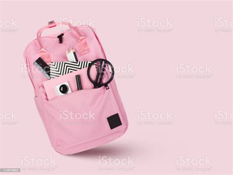 분홍색 배경에 고립 된 각종 편지지 공구를 가진 학교 책 가방 0명에 대한 스톡 사진 및 기타 이미지 0명 가득 찬 가방