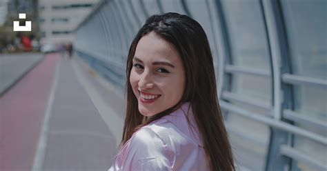 분홍색 셔츠와 청바지를 입은 여성이 사진을 찍기 위해 포즈를 취하고 있다 사진 Unsplash의 무료 소녀 이미지