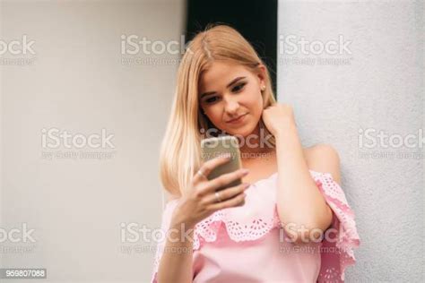 모델 도시를 산책 하 고 가제트를 사용 합니다 화창한 날입니다 여름입니다 갈색 머리에 대한 스톡 사진 및 기타 이미지 갈색