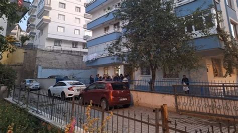 Genç kız Erkek arkadaşınla görüşmeyeceksin diyen annesini bıçaklayarak öldürüp intihar etti