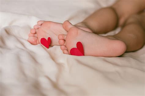 크리스마스 발렌타인 데이 어머니의 날에 흰색 침대에 하트와 아이들의 발뒤꿈치 유아아기는 침대에서 자고 있습니다 아기를 위한 잠의