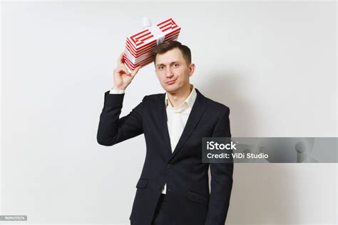 옷에 있는 젊은이 기 절된 선물 흰색 배경에 고립 된 머리 빨간 선물 상자에 넣습니다 광고에 대 한 공간을 복사 합니다 성 발렌타인의 날 국제 여성의 날 생일 휴가 개념