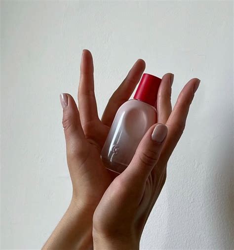 NƯỚC HOA CLEAN GIRL MẤY CHỊ ĐẸP NƯỚC NGOÀI HAY DÙNG Thiệt sự là nhìn em Glossier You này