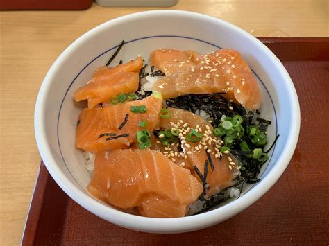 なか卯「サーモン丼」、写真より「切り身が少ない」snsで指摘 弁護士ドットコム