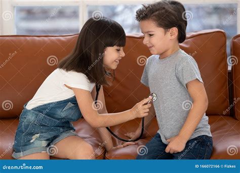 Sorella E Fratello Che Giocano Insieme A Fare Il Dottore Fotografia Stock Immagine Di