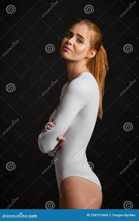 Retrato De Hermosa Rubia Delgada Con Cuerpo Perfecto Foto De Archivo
