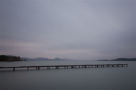 완벽 하 게 아직도 물과 움직이는 구름 황혼에서 호수에 긴 부두 0명에 대한 스톡 사진 및 기타 이미지 0명 경사로