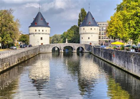 Lais Puzzle Mittelalterliche Broeltürme und alte Brücke in der Stadt