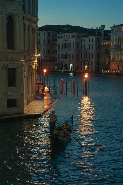 Rialto Bridge 강 강가 거리 건물 건축 경치가 좋은 고요한 곤돌라 곤돌라 사공 관광 구시가지