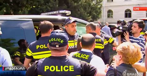 საქალაქო სასამართლოსთან ერთი პირი დააკავეს