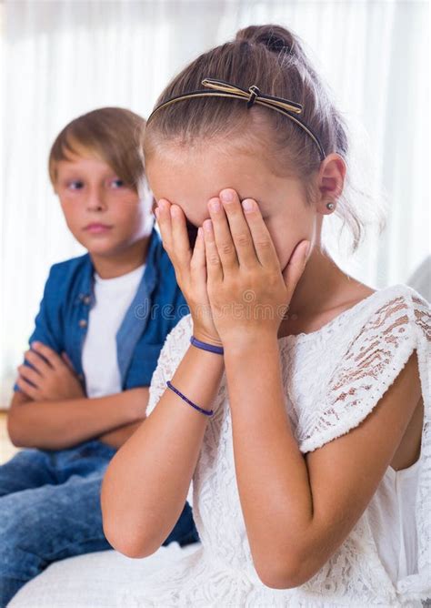 Litigio Fra Il Fratello E La Piccola Sorella Immagine Stock Immagine