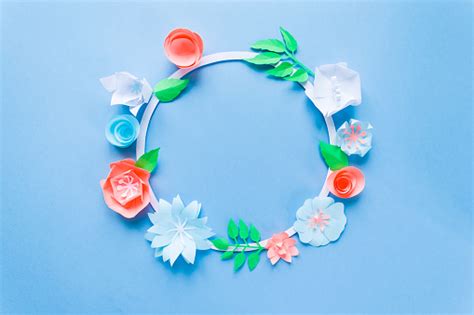 파란색 배경에 색 종이 꽃을 가진 라운드 프레임 플랫이 하다 자연 컨셉 0명에 대한 스톡 사진 및 기타 이미지 0명 그림자