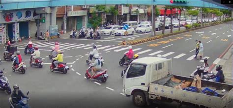 視障男取藥迷途街頭 八德暖警即時伸援手