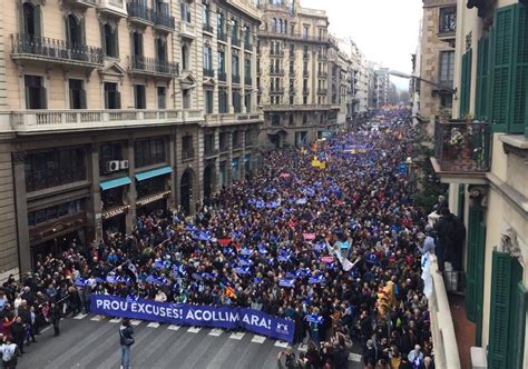 Miles De Ciudadanos Se Concentran En Barcelona Para Reivindicar La