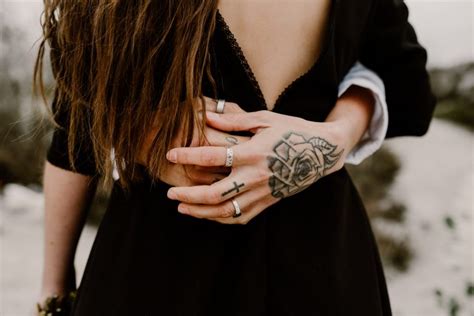 Un Mariage Rock Et Glamour Sur Une Plage La Mariee Aux Pieds Nus