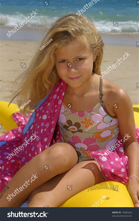 Young Girl Posing Beach Foto De Stock 19485265 Shutterstock