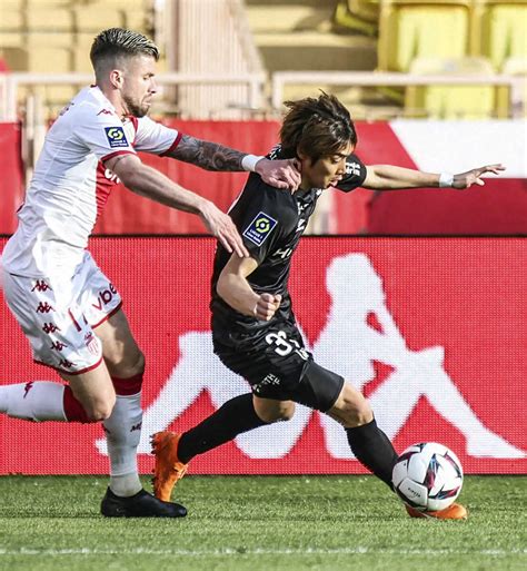 モナコ戦の前半、攻め込むスタッド・ランスの伊東（右） ― スポニチ Sponichi Annex サッカー