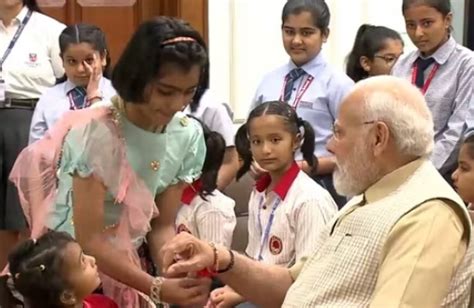 Raksha Bandhan 2023 School Girls Tie Rakhi To Pm Modi In Delhi News Live