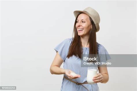 영 드레스에서 여자 웃는 유리 흰색 배경에 고립의 소수에에서 손에 쌀 우유에 개최 적절 한 영양 섭취 채식주의 채식 음료 개념 다이어트 건강 한 라이프 스타일 공간에 복사