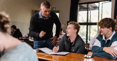 Hoe Om Doeltreffende Verhoudings Met Medestudente En Dosente Te Bou