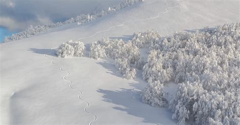 눈 속에 발자국이 있는 눈 덮인 산 사진 Unsplash의 하얀 풍경 이미지