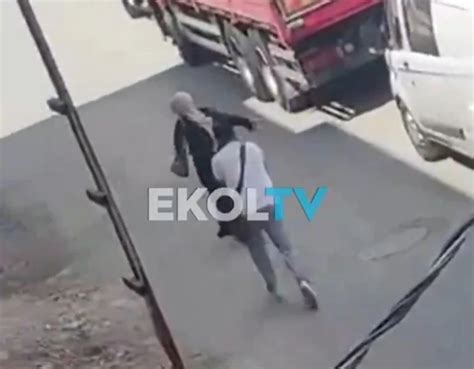 مقطع قد لا يناسب البعض شاهد تركي يطارد زوجته في الشارع ويفرغ 3 رصاصات