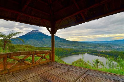 Bukit Seroja Wonosobo Saat Pemandangan Gunung Sindoro Telaga Menjer