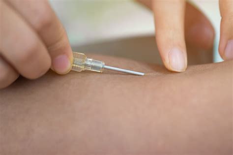 건강 및 의료 개념입니다 근접 촬영 손 간호사 피어스 바늘을 사용 하는 준비 테이블에 혈액 검사에 대 한 정 맥 헌 혈 수혈 용