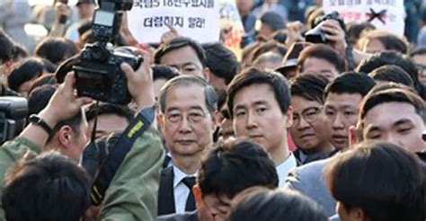 5·18묘지 참배 가로막힌 한덕수 절규 저도 호남사람 통합돼야