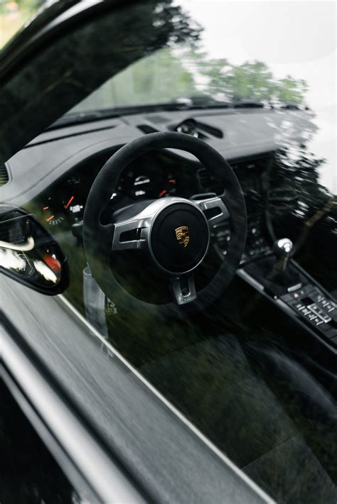 검은색 스티어링 휠과 검은색 테두리가 있는 자동차 대시보드 사진 Unsplash의 무료 자동차 이미지